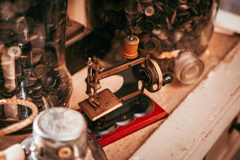 What Makes a Mechanical Sewing Machine Different - Knowing Fabric