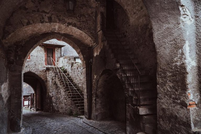 8 Easy Steps: How to Thread a Needle Like a Pro - Knowing Fabric