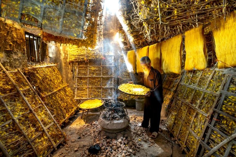 The Weaving Process of Traditional Katan Silk - Knowing Fabric